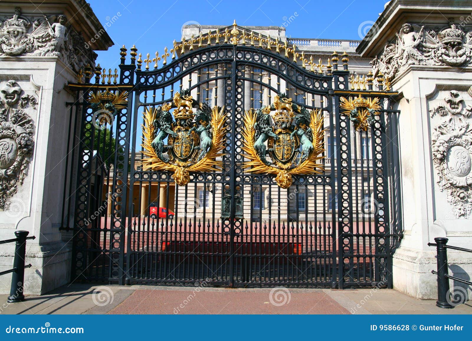 Palace gate stock photo. Image of london, stop, guards - 9586628