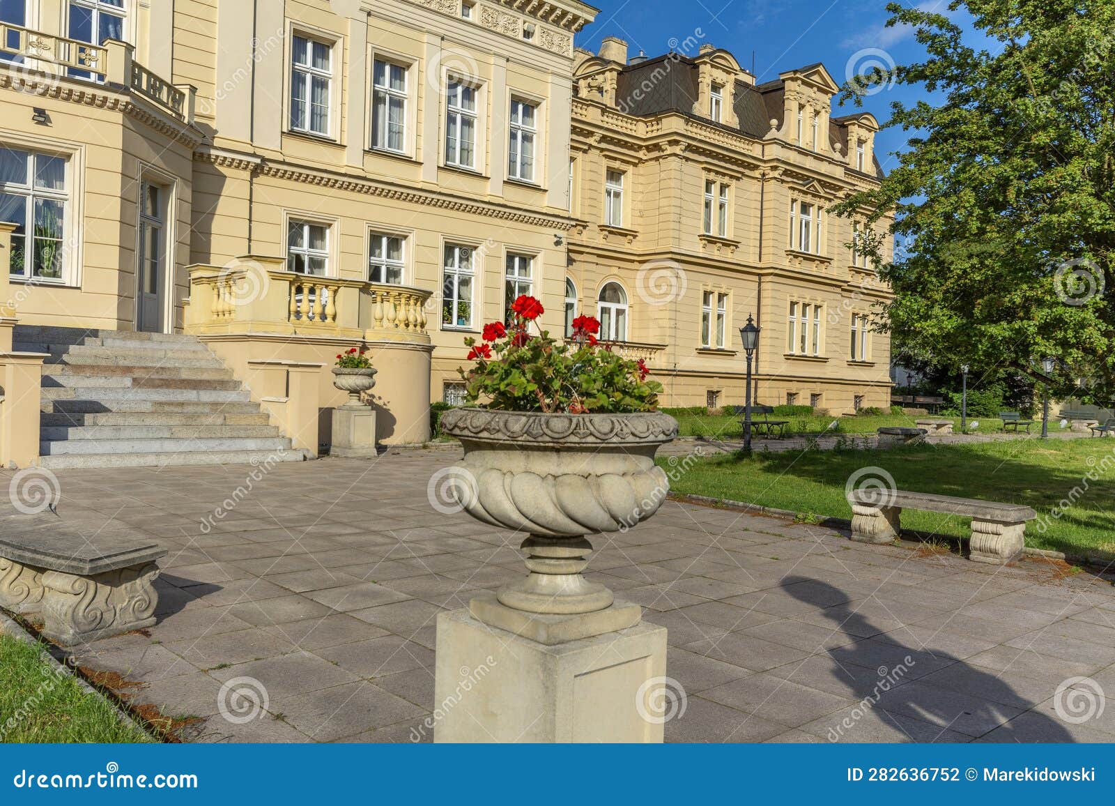 Palace and Park Complex in Ostromecko, Poland. Editorial Photography ...