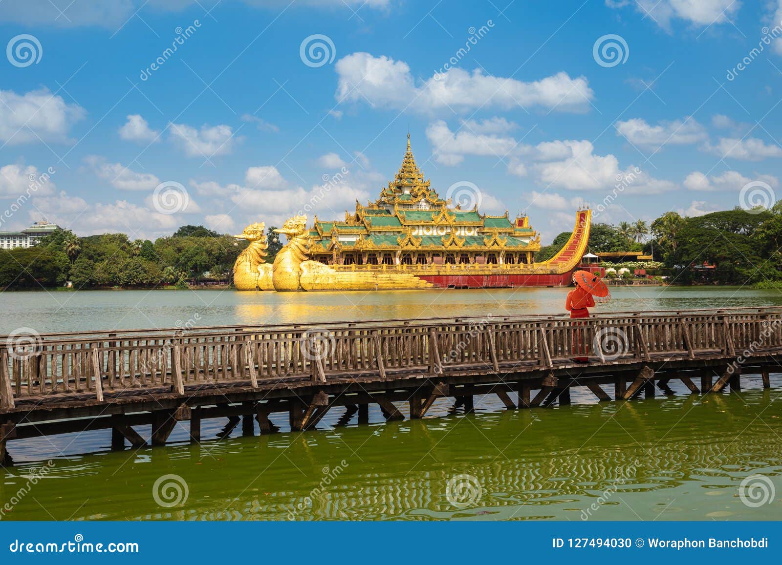 Palacio de Karaweik foto de archivo. Imagen de dorado - 127494030