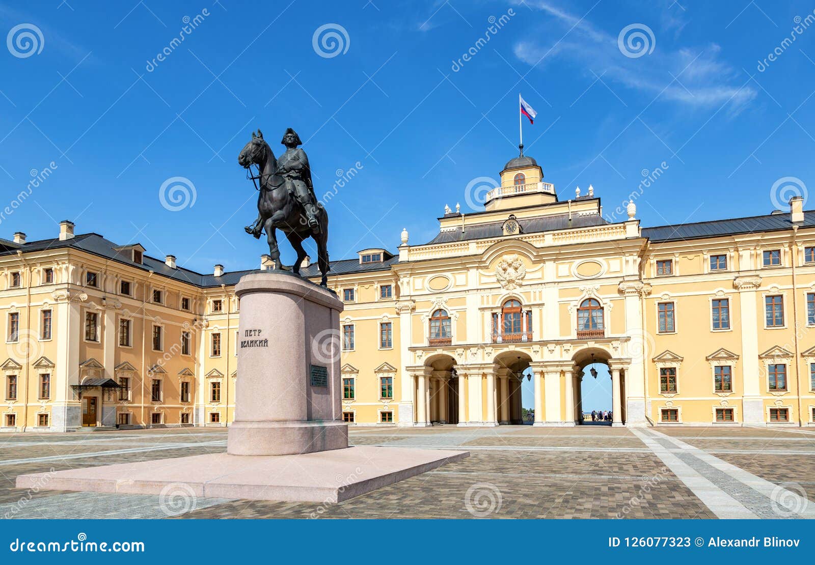 Palacio De Konstantinovsky Y El Monumento a Peter El Grande Foto de ...