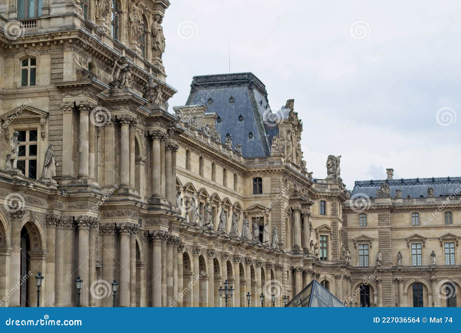 Palacio de louvre paris imagen de archivo editorial. Imagen de torre ...