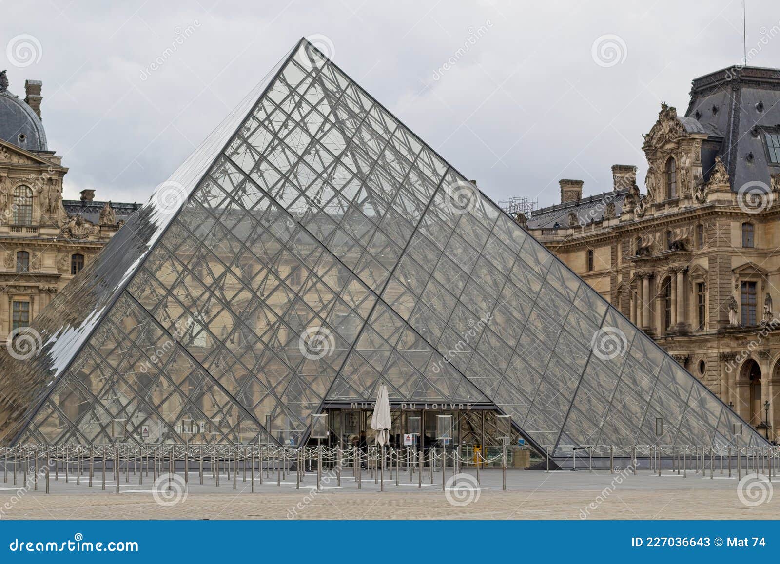 Palacio de louvre paris foto de archivo editorial. Imagen de arte ...