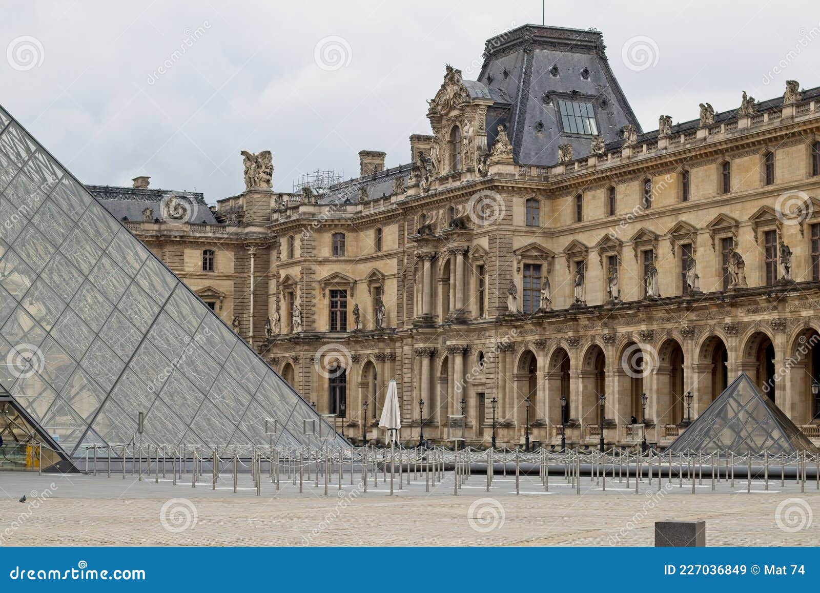 Palacio de louvre paris imagen de archivo editorial. Imagen de antiguo ...