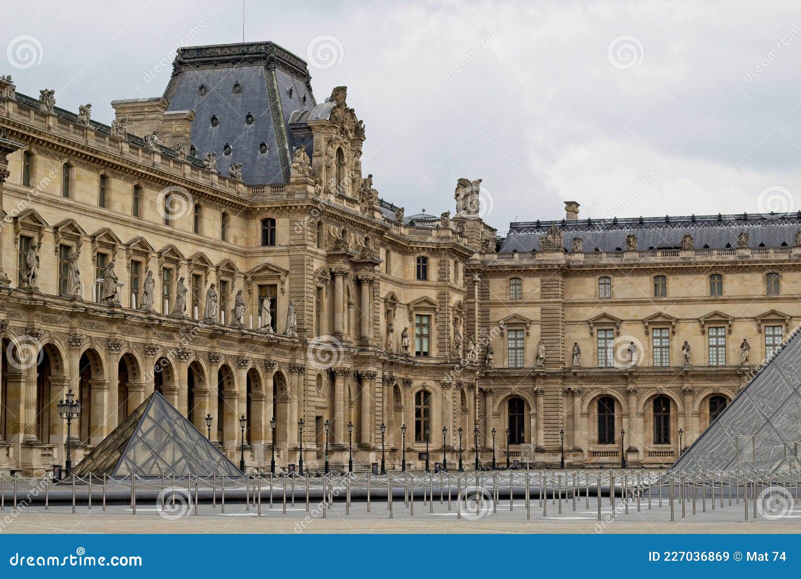 Palacio de louvre paris imagen de archivo editorial. Imagen de herencia ...