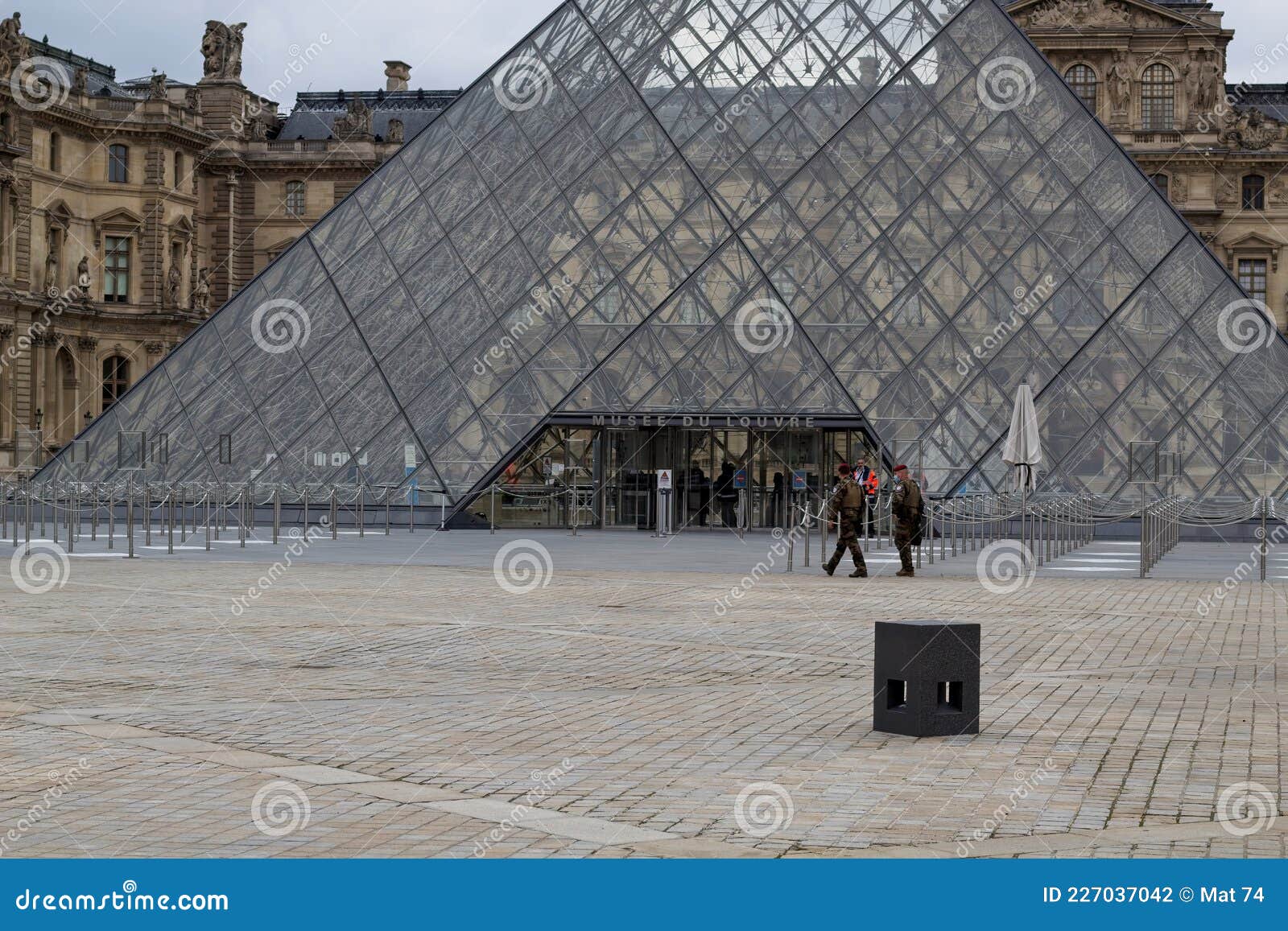 Palacio de louvre paris fotografía editorial. Imagen de cultura - 227037042