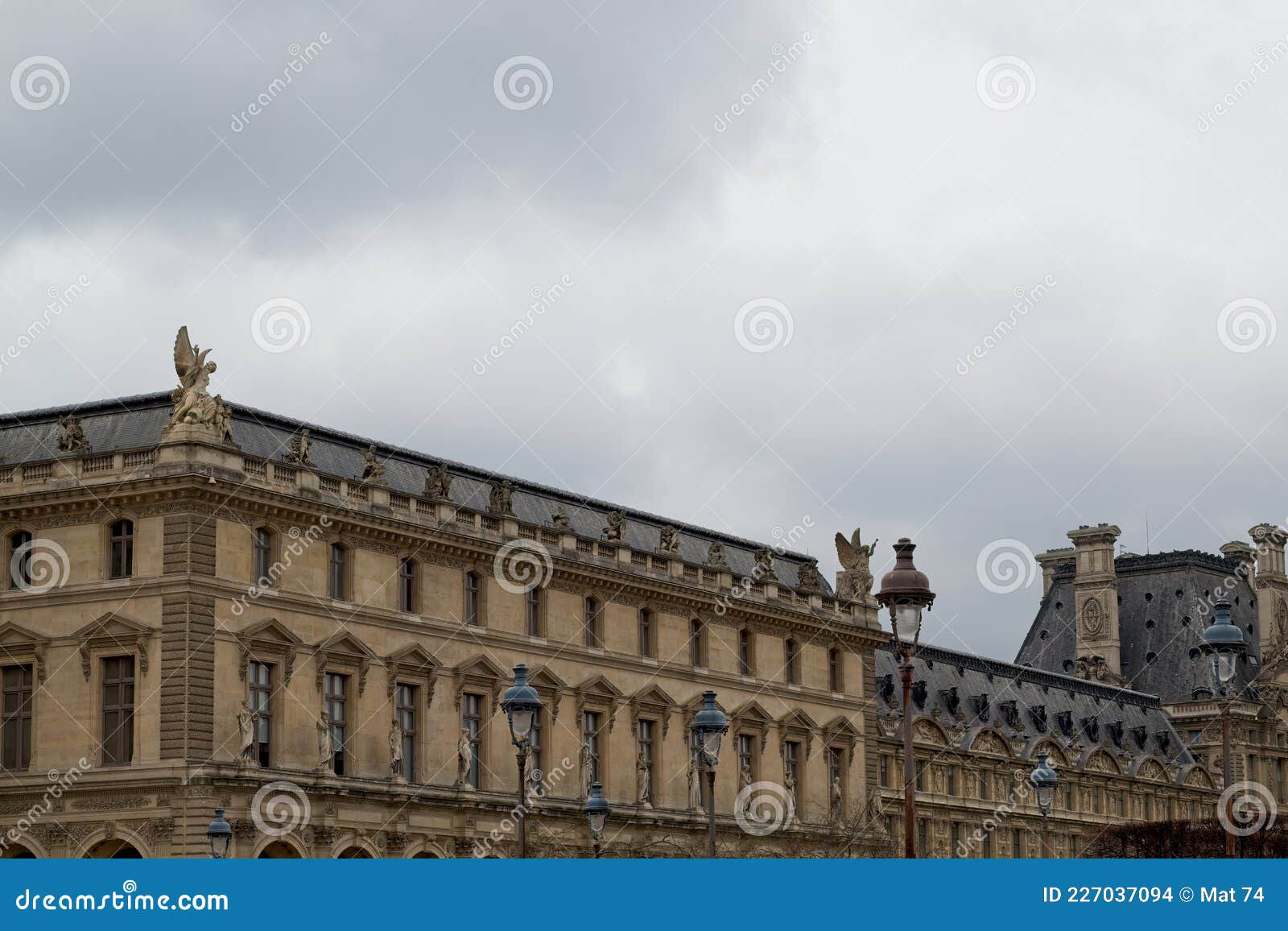 Palacio de louvre paris imagen de archivo editorial. Imagen de ...