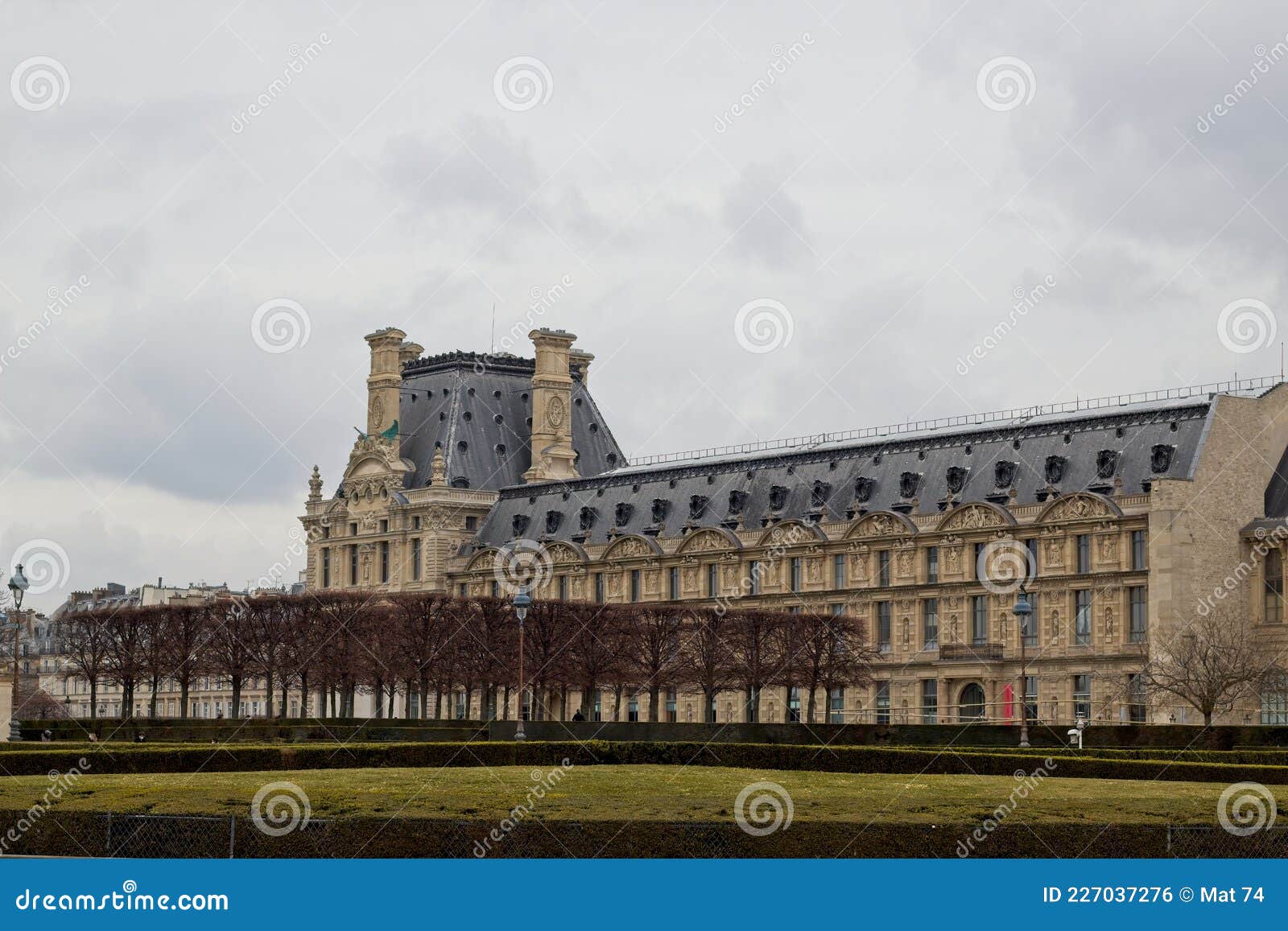 Palacio de louvre paris foto de archivo. Imagen de famoso - 227037276