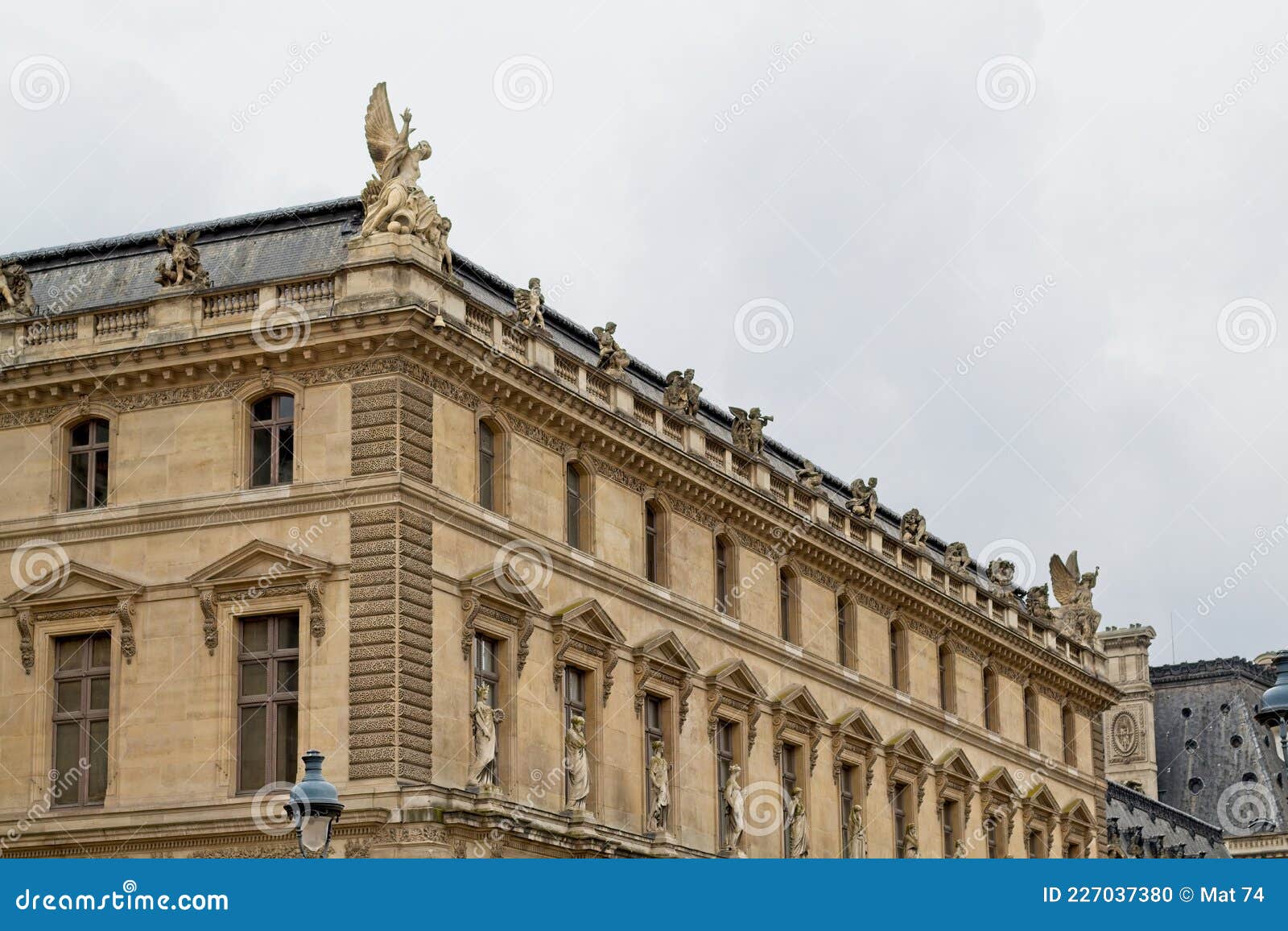Palacio de louvre paris foto de archivo. Imagen de lumbrera - 227037380