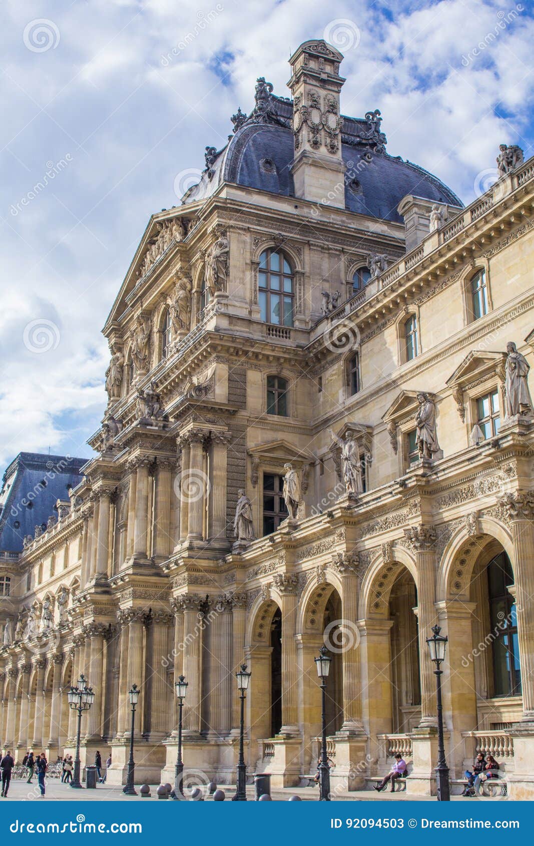 Palacio del Louvre foto de archivo editorial. Imagen de asoleado - 92094503