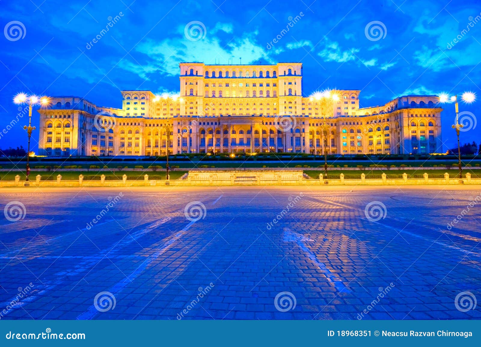 Palacio Del Parlamento, Bucarest Imagen de archivo - Imagen de columna ...
