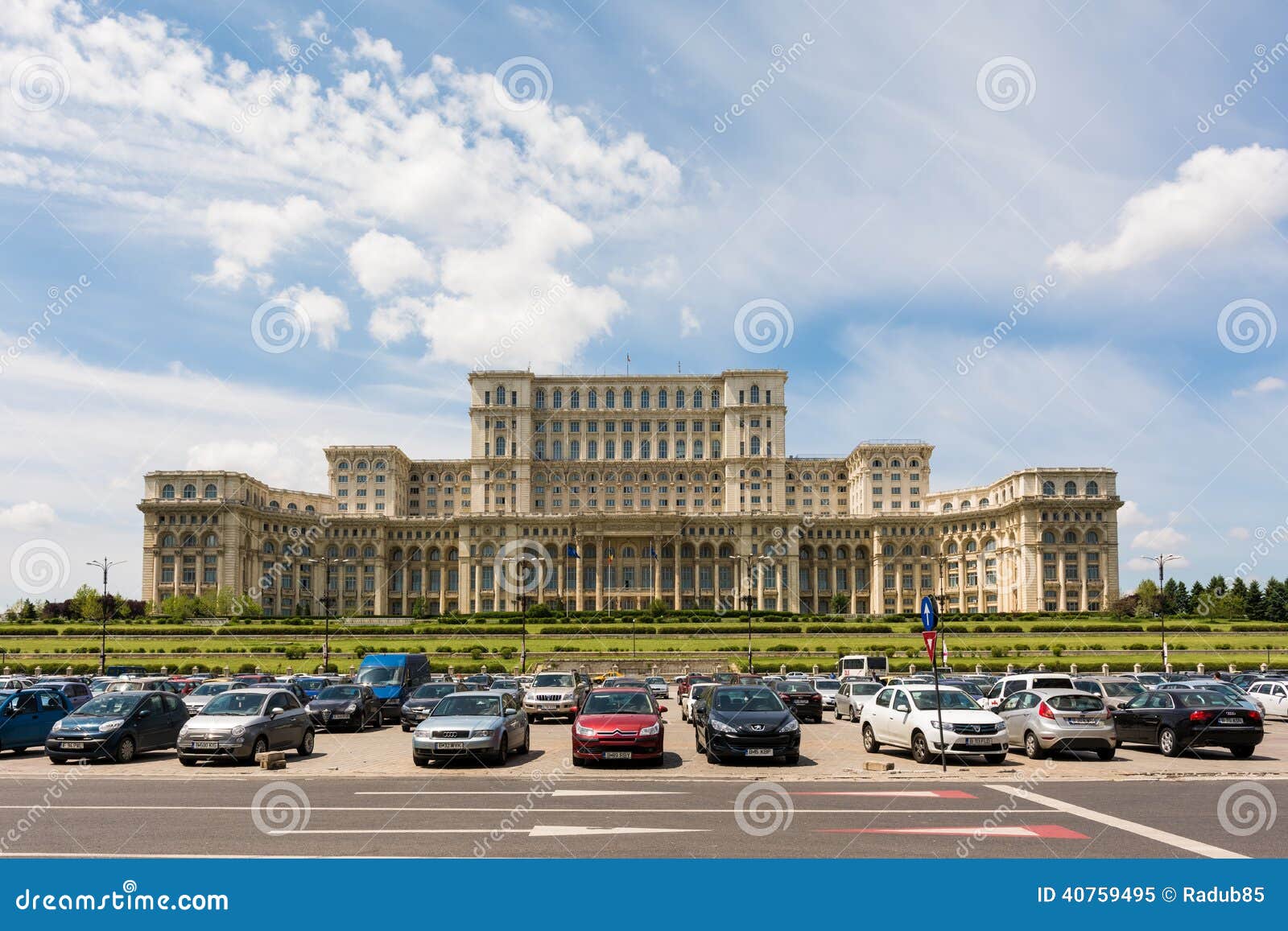 Palacio Del Parlamento En Bucarest Imagen editorial - Imagen de avenida ...