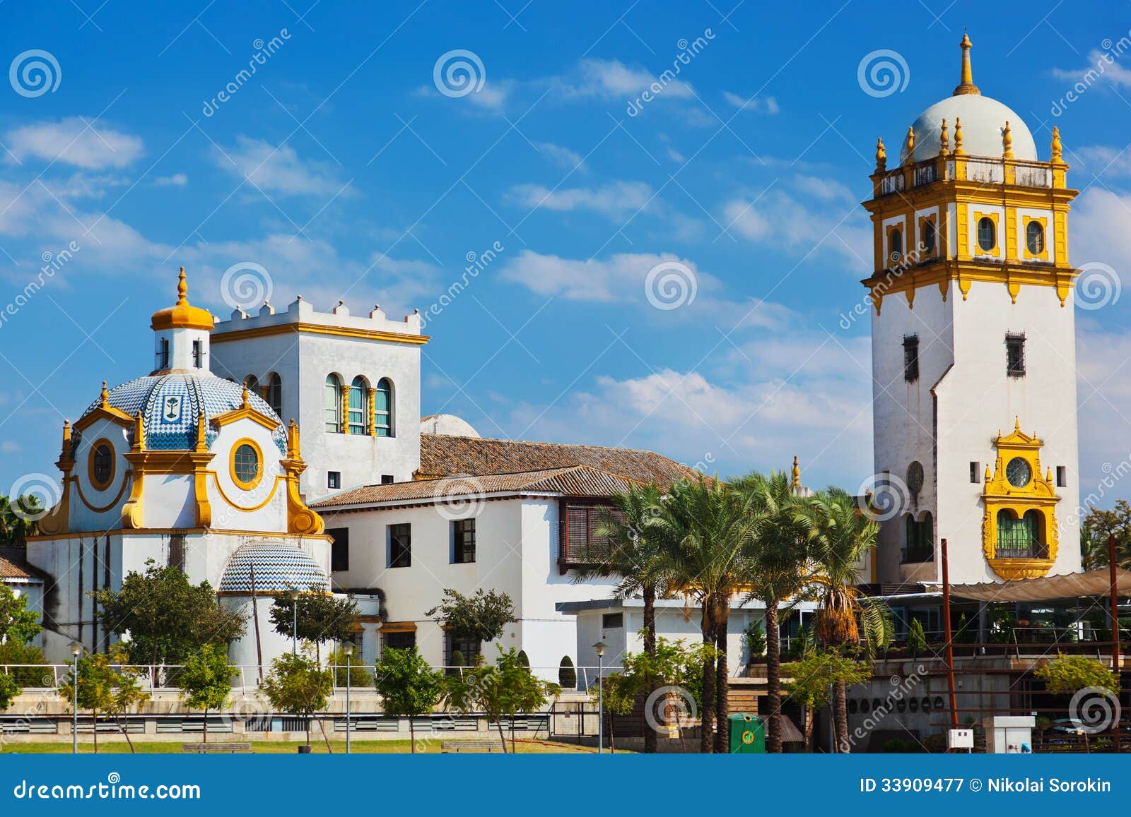 Palacio en Sevilla España imagen de archivo. Imagen de sendero - 33909477