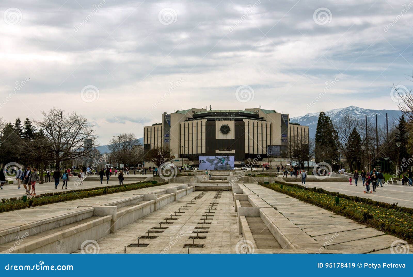 Palacio Nacional De La Cultura, Sofia Bulgaria Imagen de archivo ...