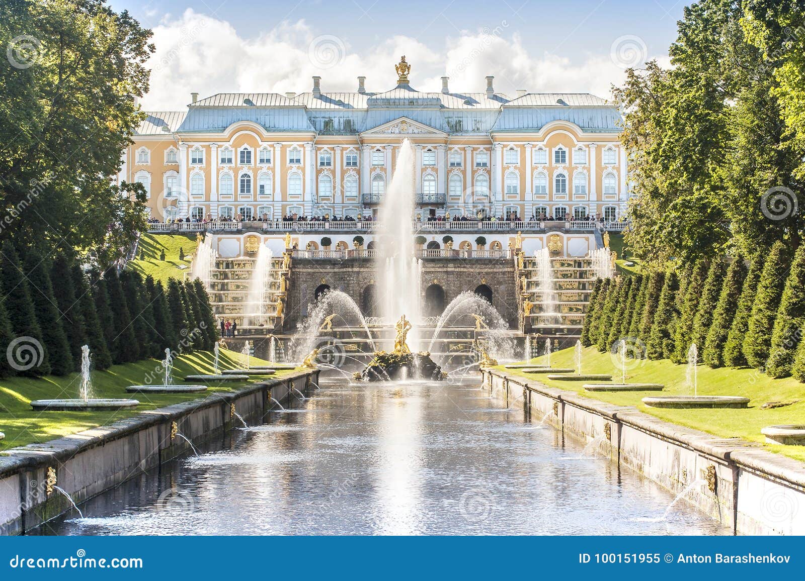 Palacio Rico Con Muchas Fuentes En Parque Imagen de archivo - Imagen de ...