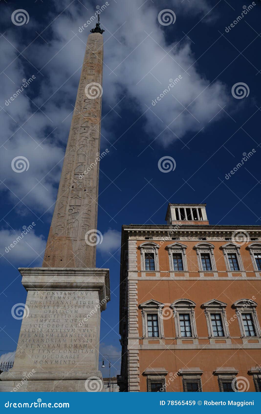 Palacio Romano Y Obelisco Egipcio Roma, Italia Imagen de archivo ...