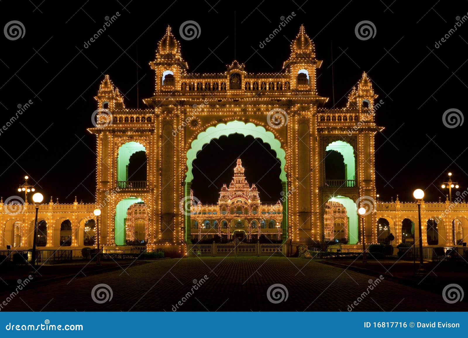Palais de Mysore la nuit. photo stock. Image du architecture - 16817716