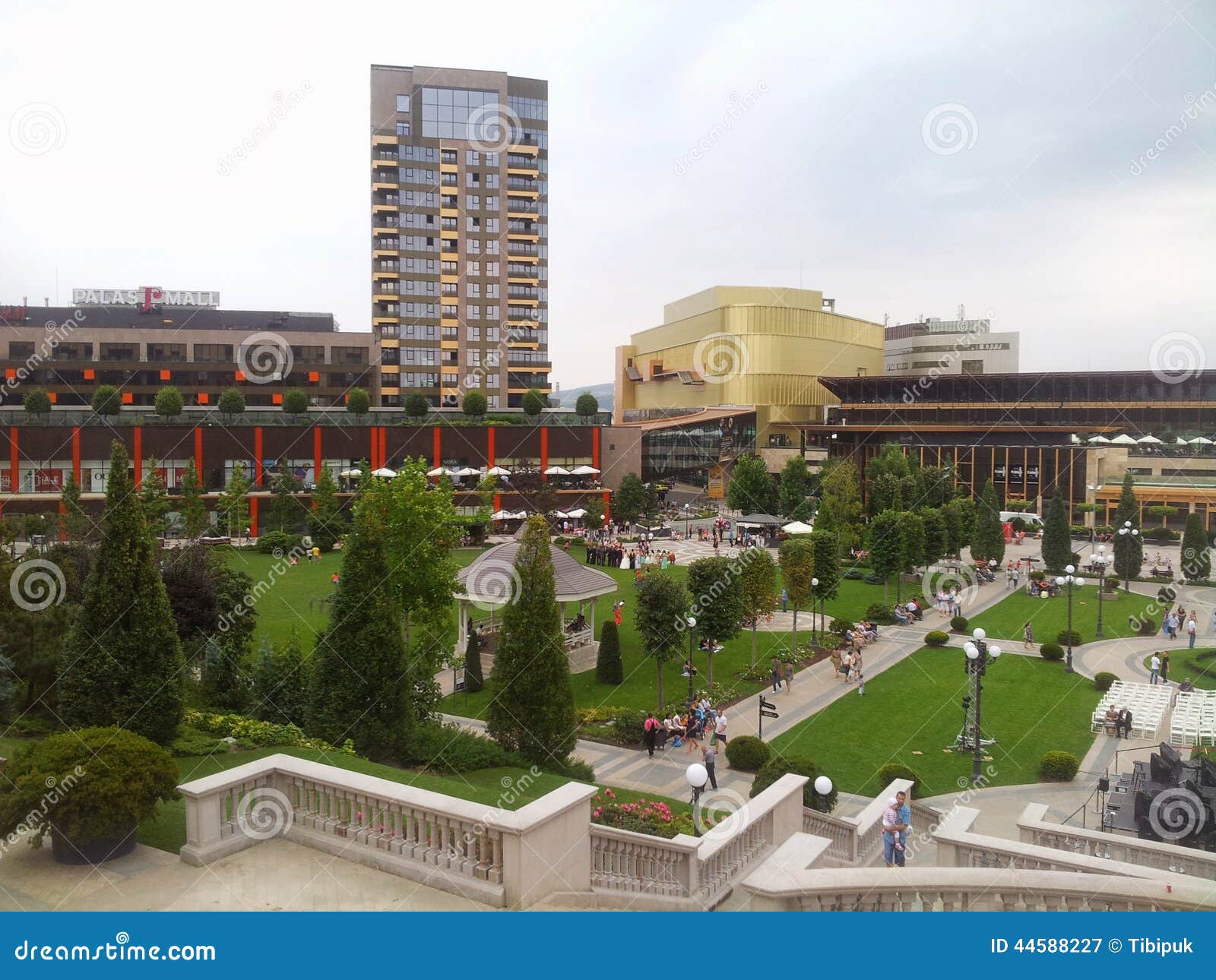 Palas mall garden in Iasi editorial photography. Image of downtown ...