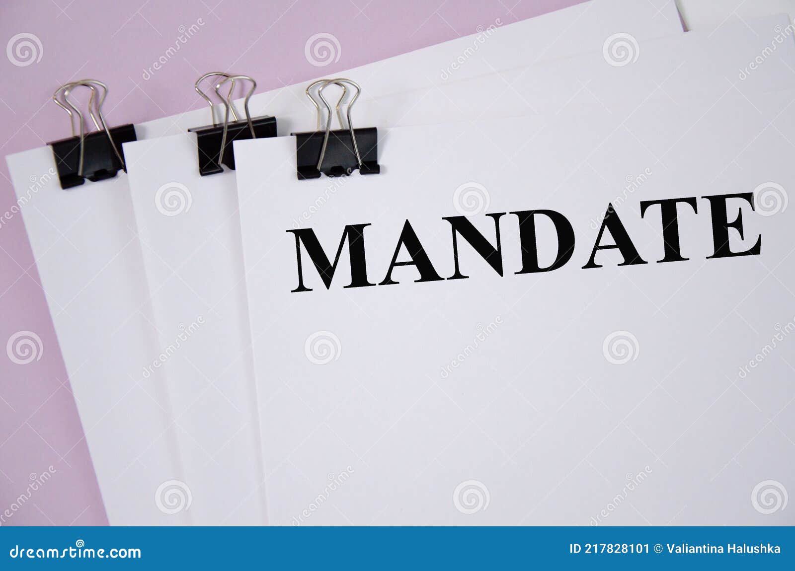 Palavra-mandato Escrita Em Papel Branco E Fundo Cor-de-rosa Imagem de ...