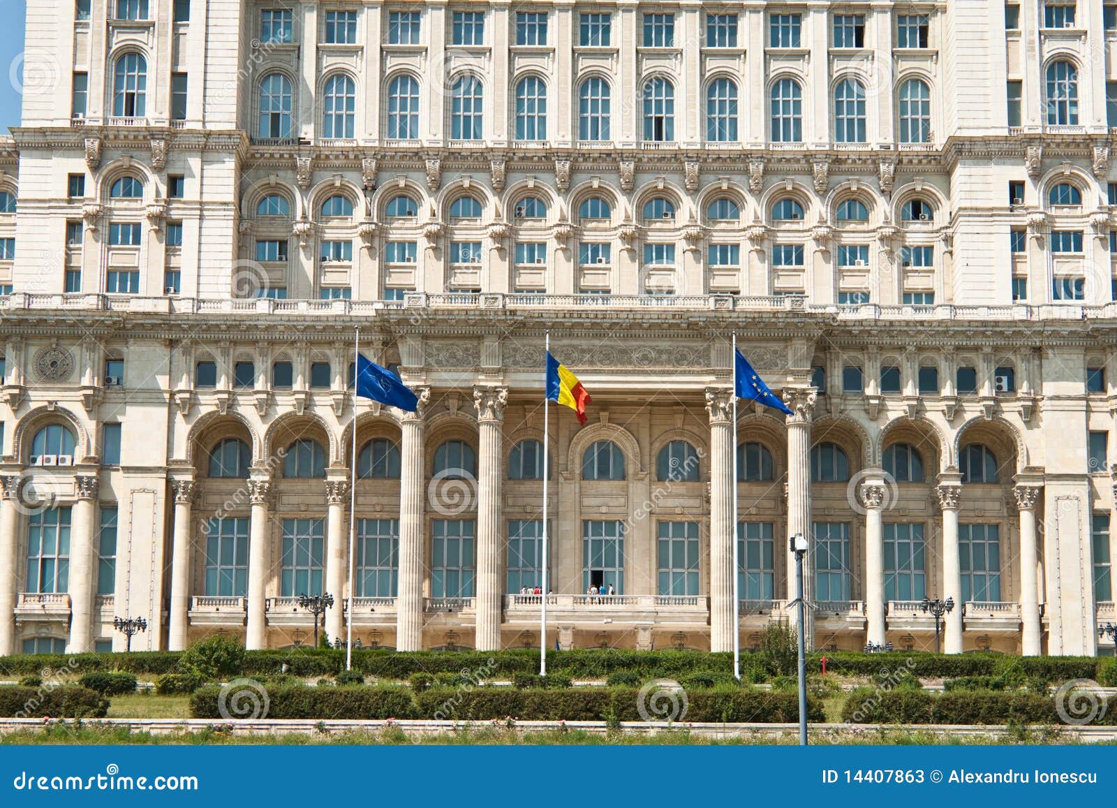 Palazzo Della Vista Frontale Del Parlamento, Bucarest Immagine Stock ...