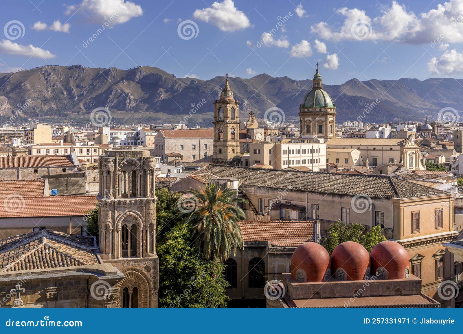 Palermo Con Antiche Case, Chiese E Monumenti in Italia Immagine Stock ...