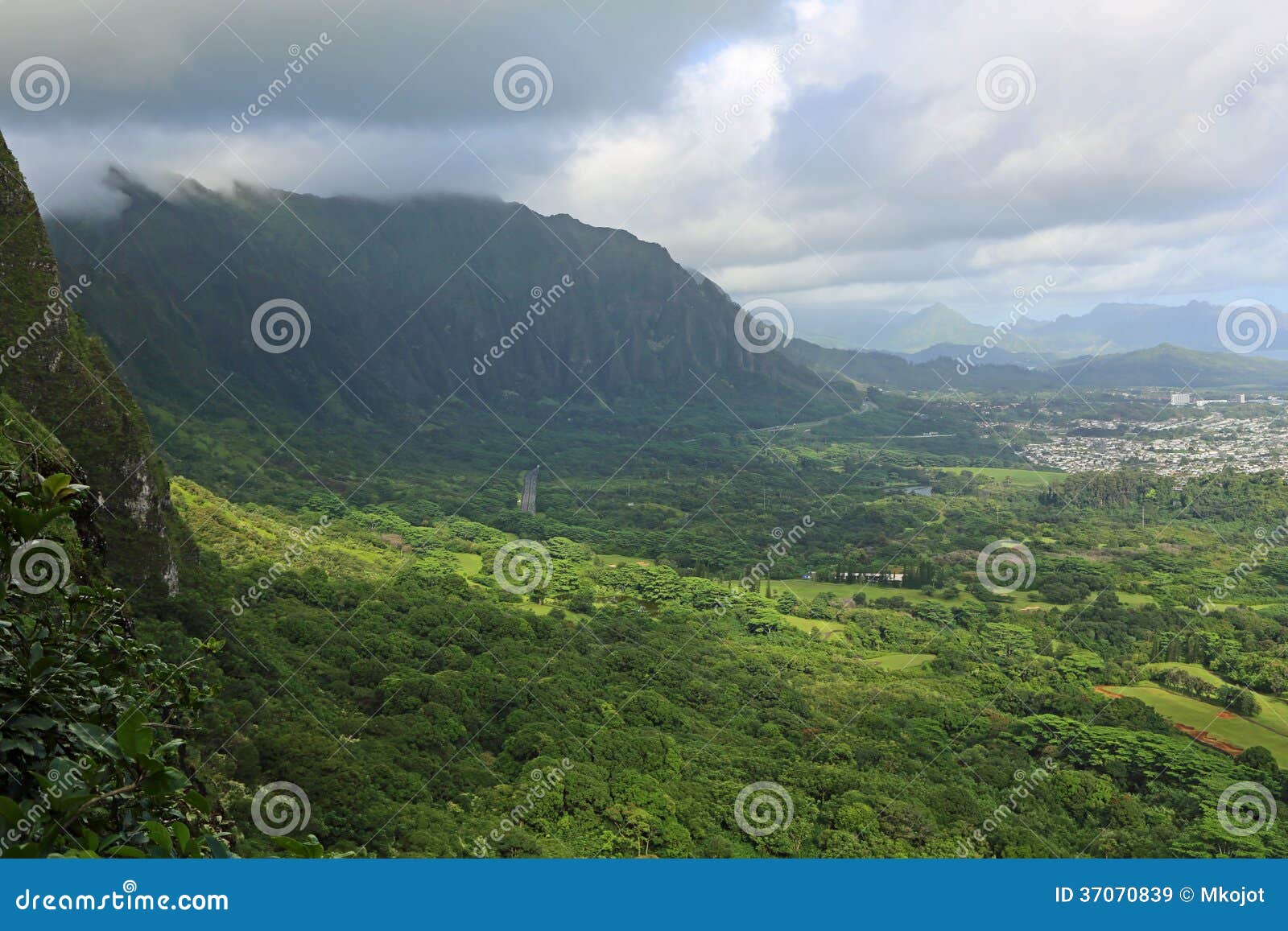 Pali lookout stock image. Image of outdoors, mountains - 37070839