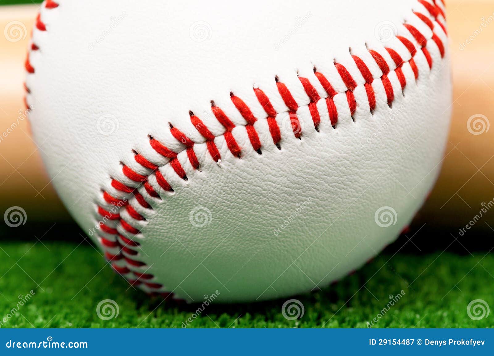 Palla di baseball immagine stock. Immagine di svago, erba - 29154487
