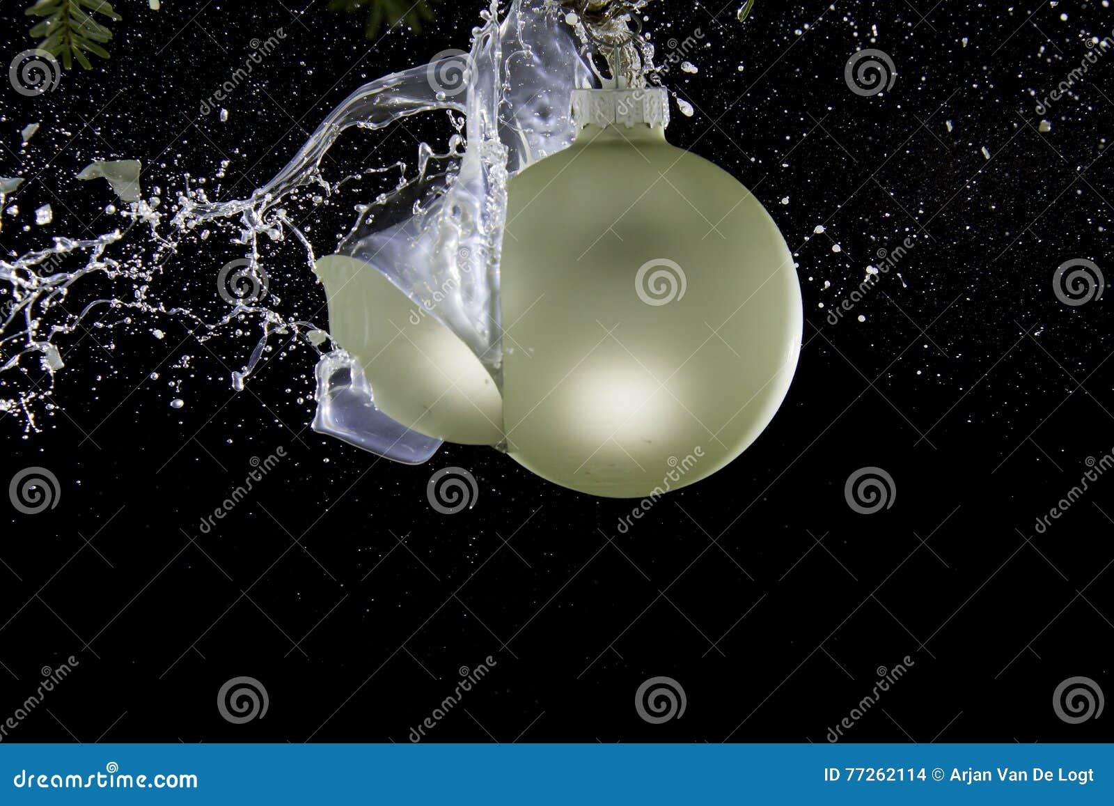 Palla Di Natale Che Esplode Liquido Che Spruzza Fuori Fotografia Stock ...