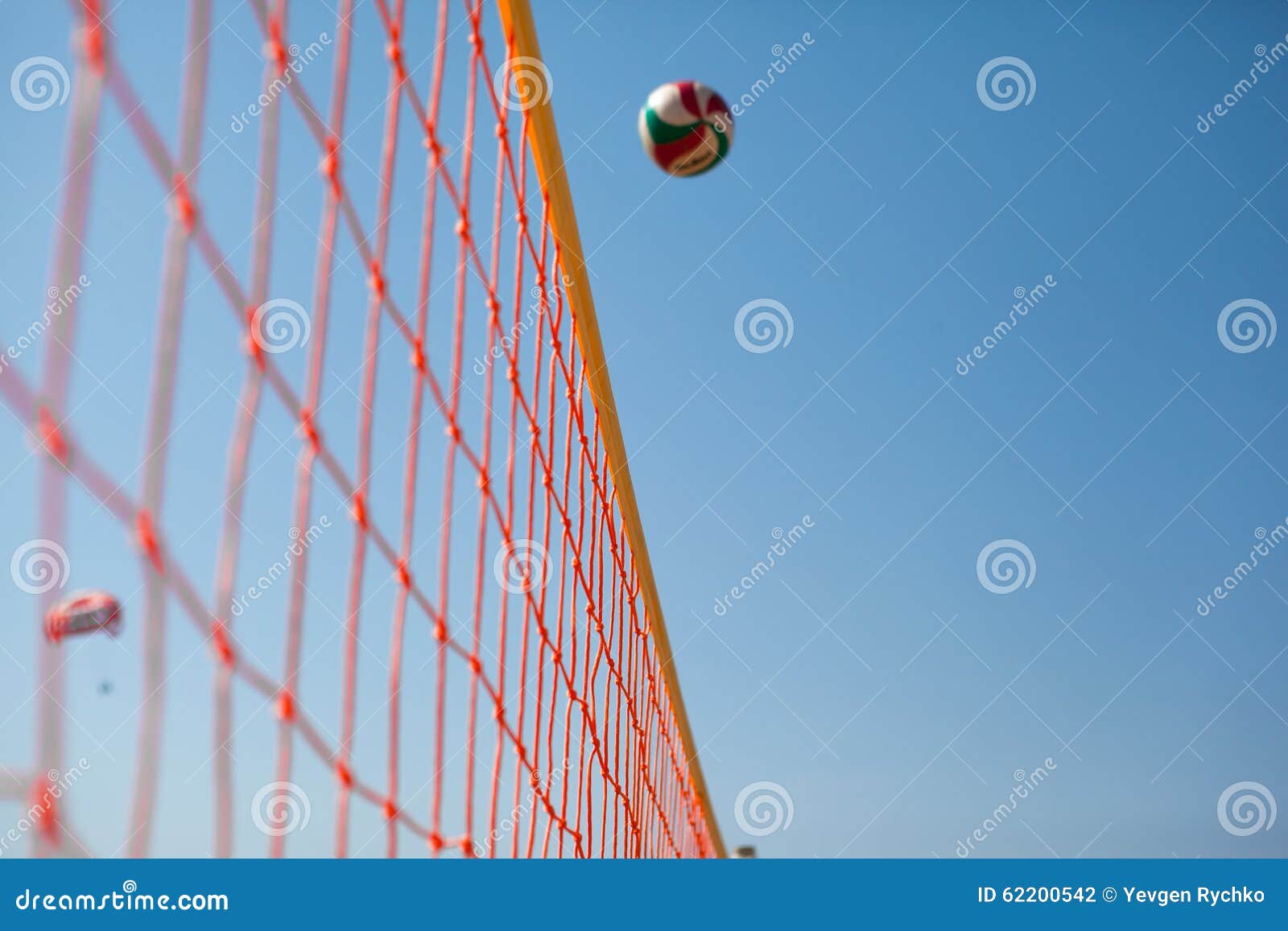 Palla Di Pallavolo Sopra Rete Fotografia Stock - Immagine di sabbia ...