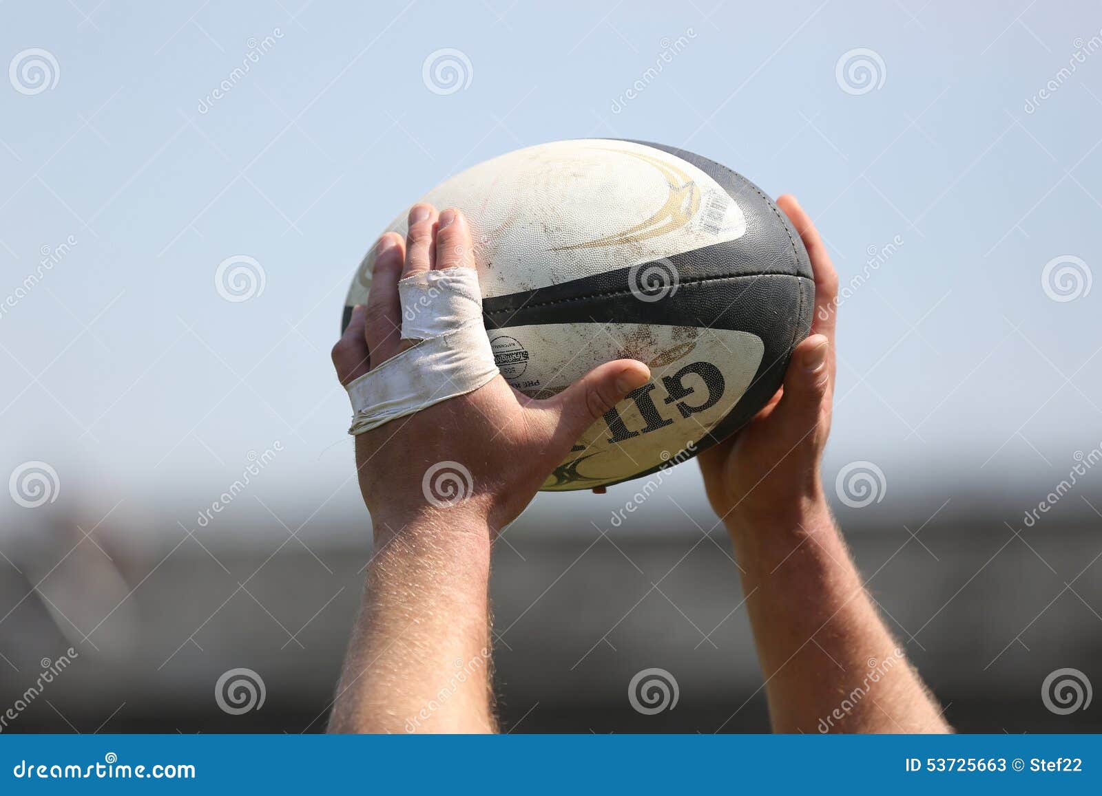 Palla di rugby in mani fotografia stock editoriale. Immagine di ...