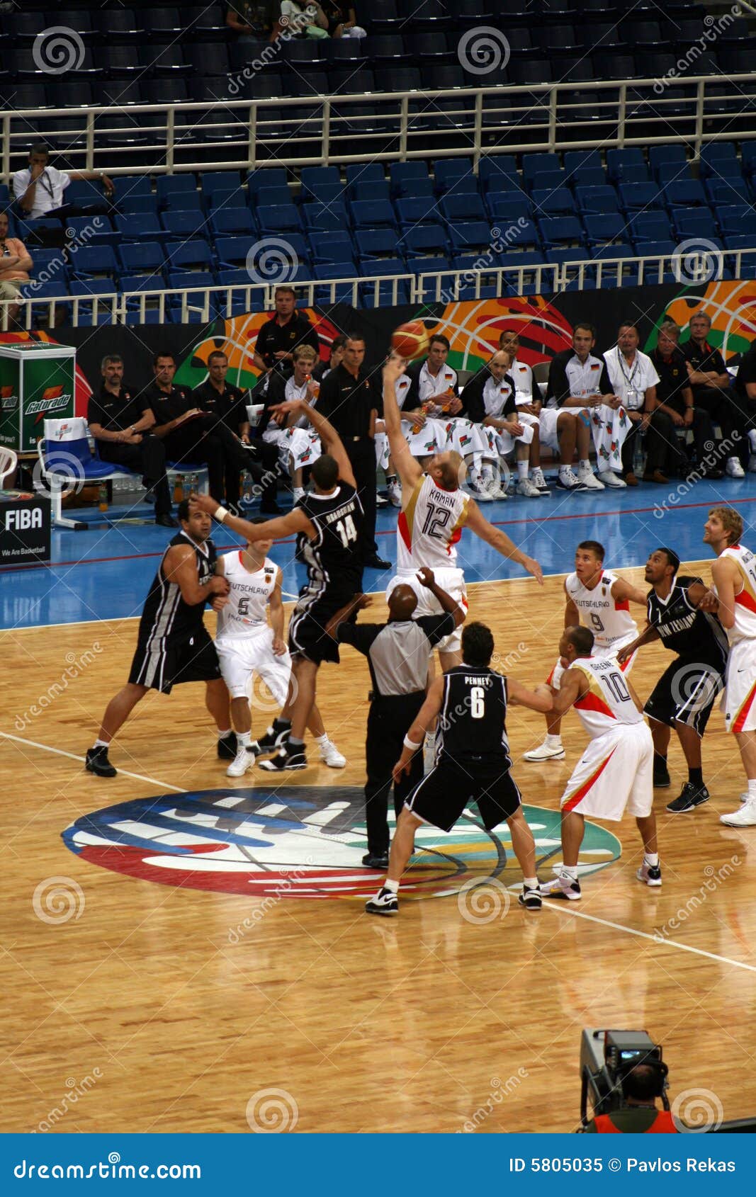 Pallacanestro immagine editoriale. Immagine di sfera, pavimento - 5805035