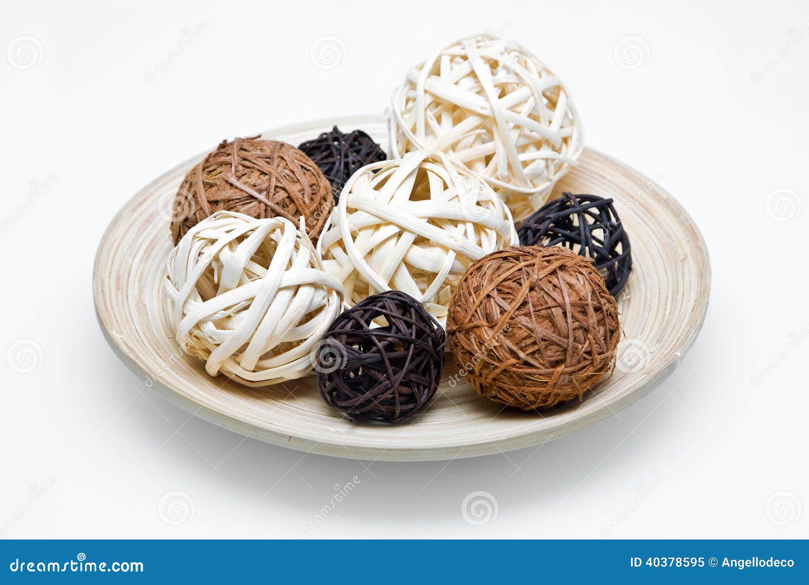 Palle di legno di vimini immagine stock. Immagine di uova - 40378595