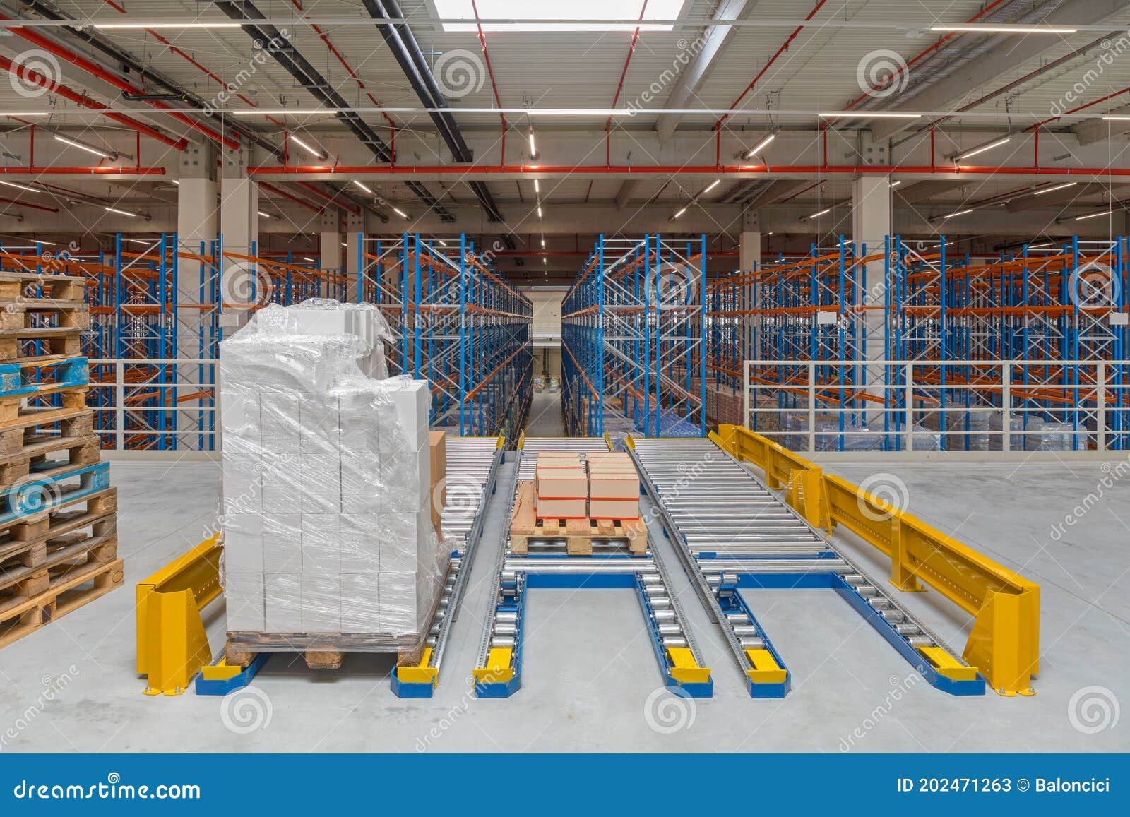Pallets Gravity Flow stock image. Image of industrial - 202471263
