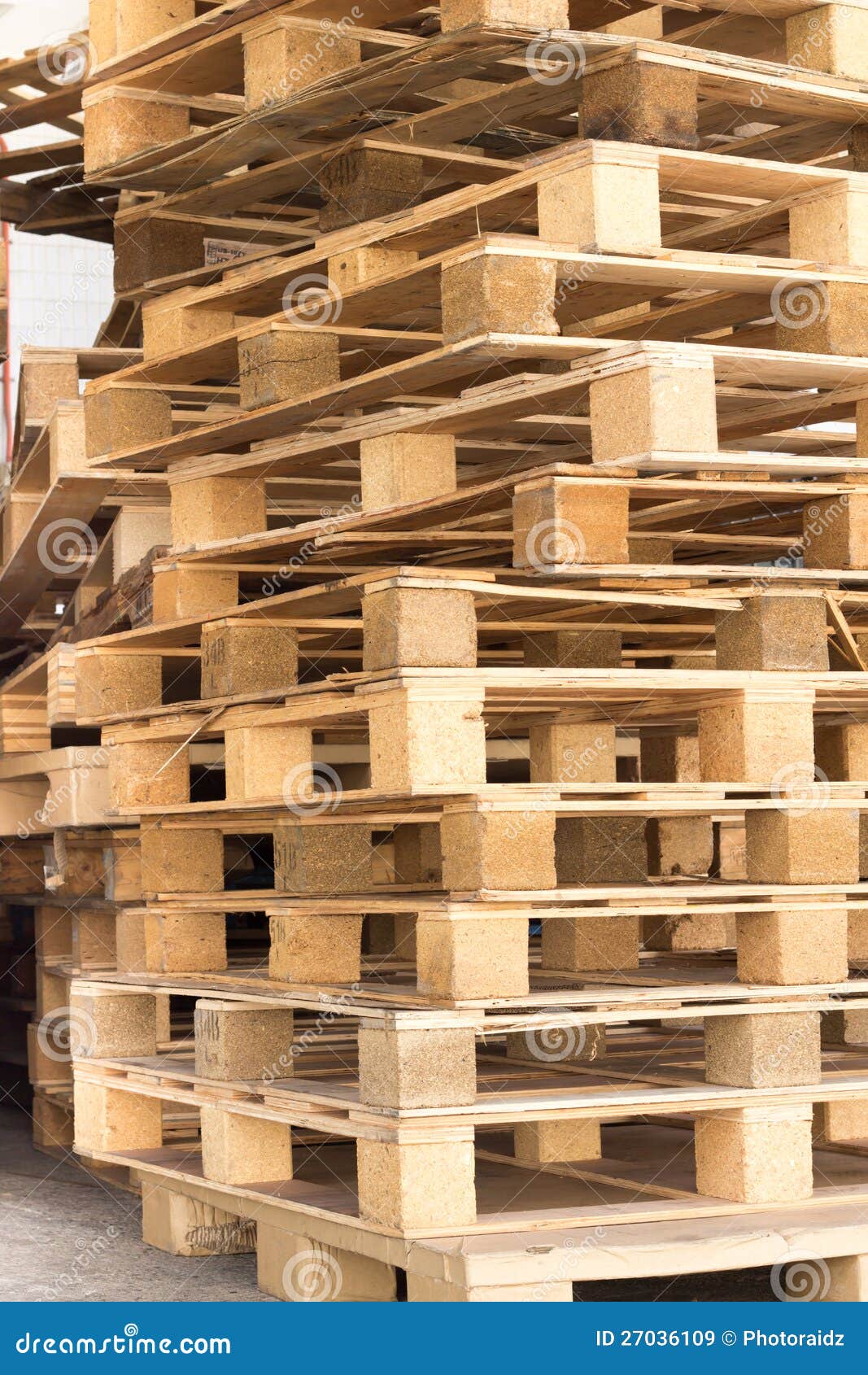 Pallet di legno di riserva immagine stock. Immagine di piattaforma ...