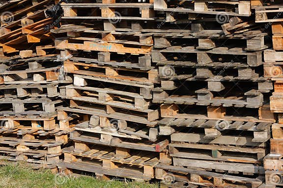 Pallet di legno rotti fotografia stock. Immagine di gruppo - 38172372