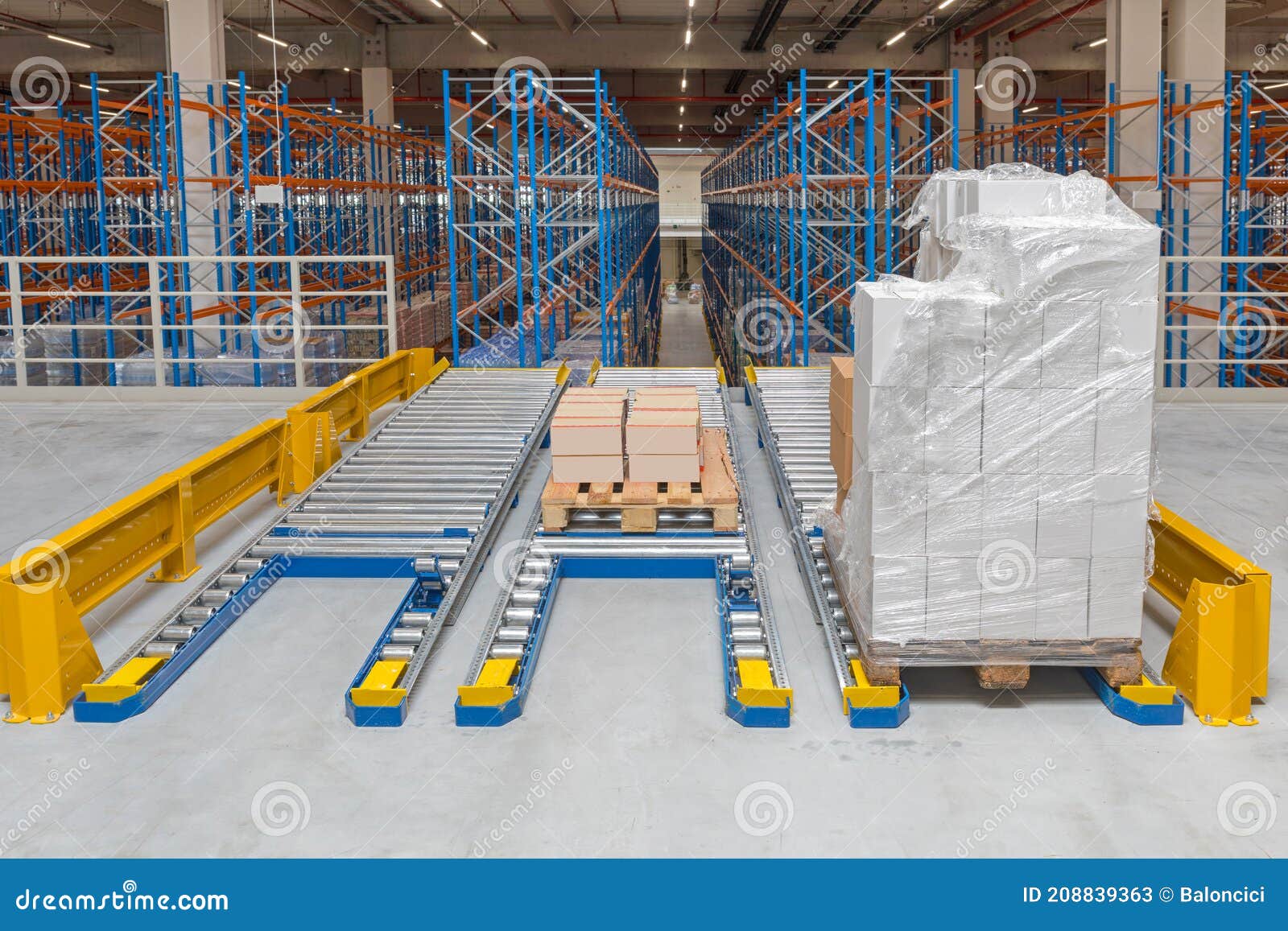 Pallet Gravity Flow stock image. Image of conveyor, rollers - 208839363
