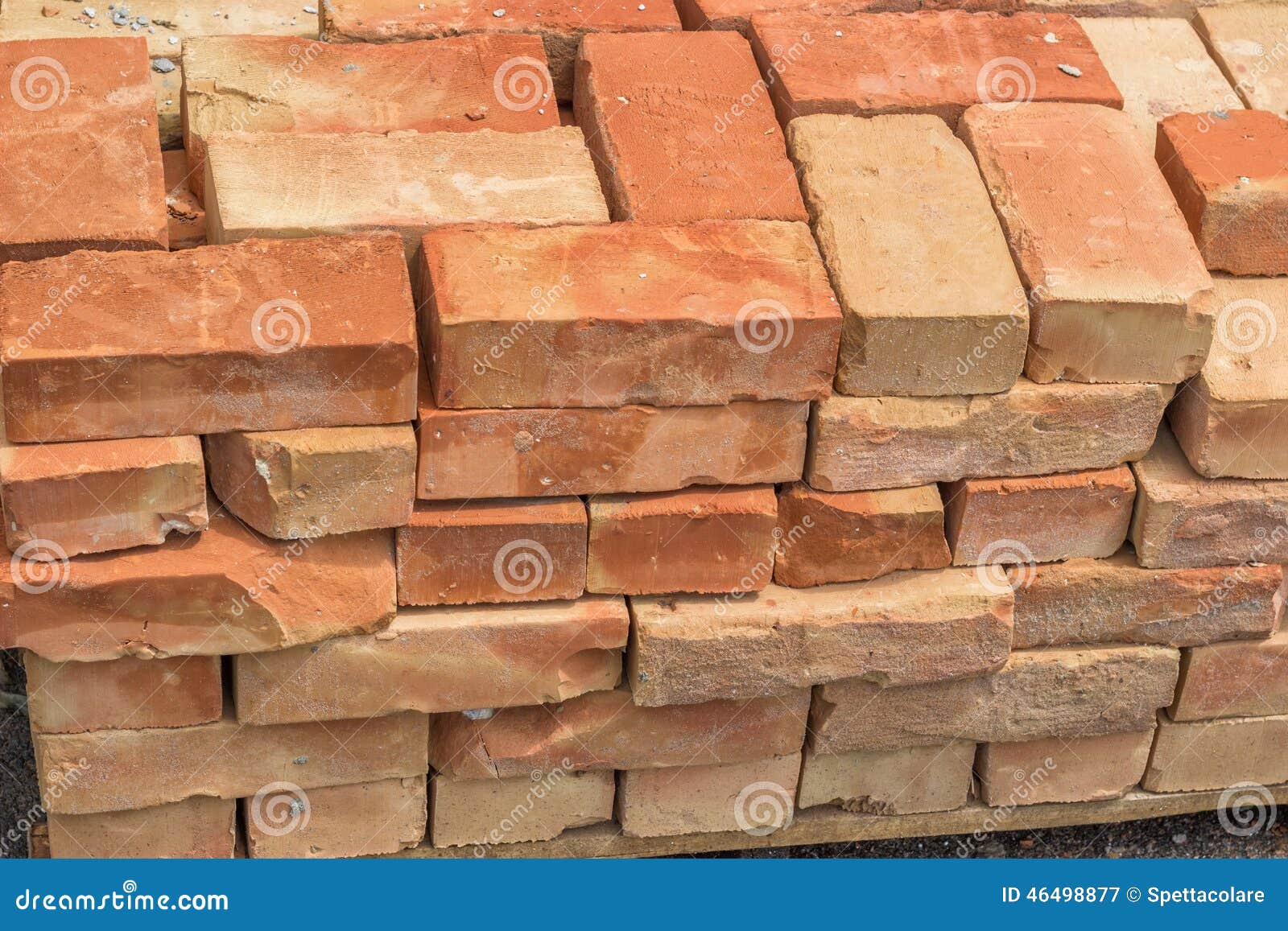 Pallet Met Rode Bakstenen Op Pallet Stock Afbeelding - Image of gebouw ...