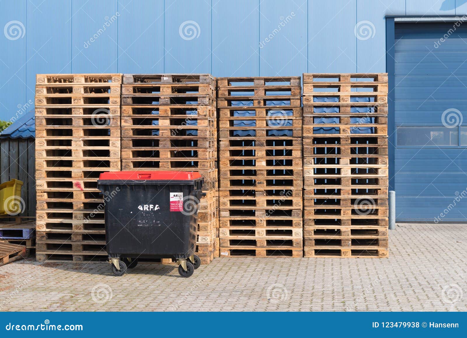 Pallet su accatastati fotografia stock. Immagine di euro - 123479938