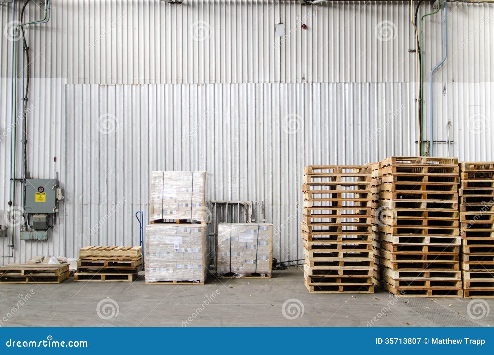 Pallets Binnen Een Pakhuis Worden Gestapeld Dat Stock Afbeelding ...