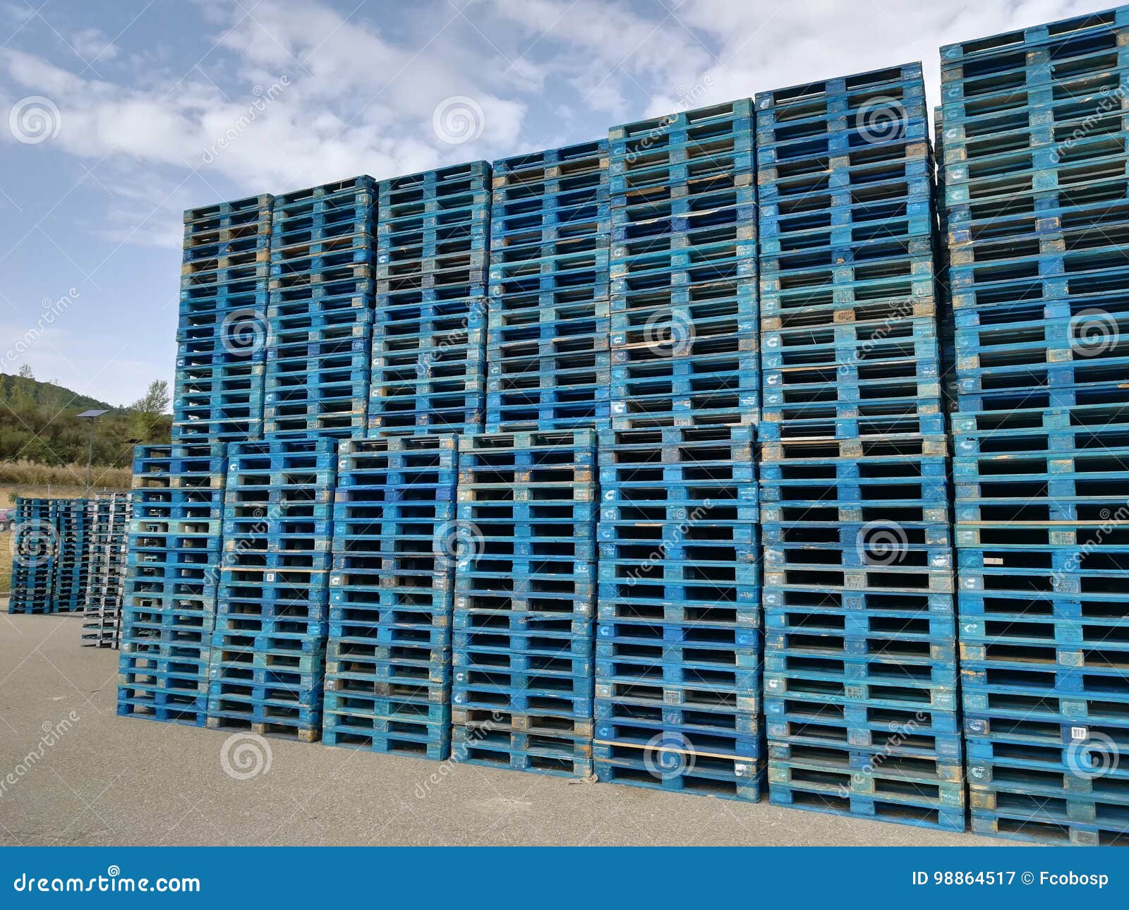 Pallets op een rij stock afbeelding. Image of opgeslagen - 98864517