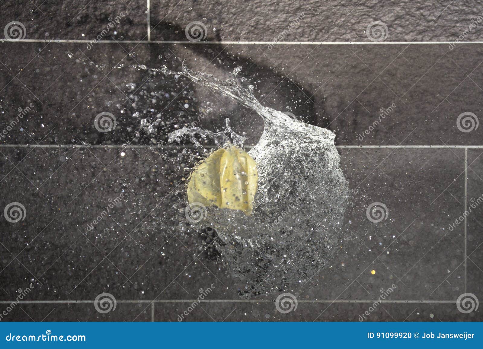 Pallone Di Acqua Che Esplode Fotografia Stock - Immagine di goccia ...