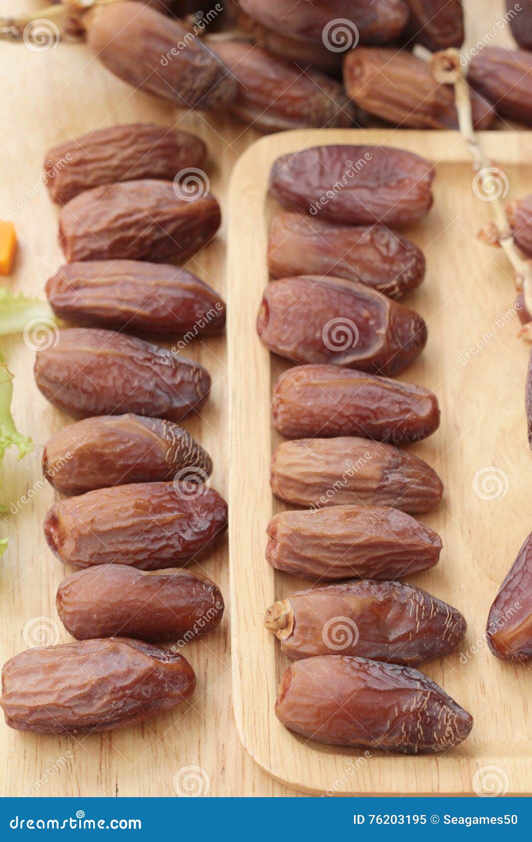 Palma Datilera Secada Deliciosa En El Fondo De Madera Imagen de archivo ...