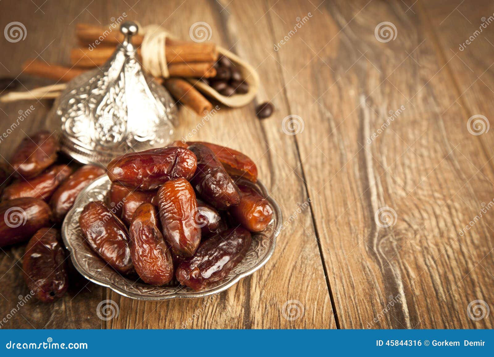 A Palma De Data Secada Frutifica Ou Kurma, Alimento (ramazan) De ...