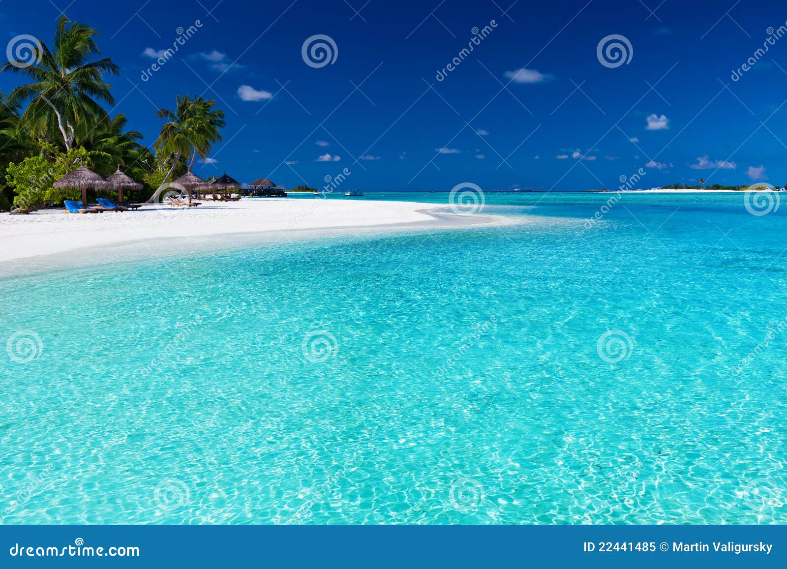 Palmen Over Het Overweldigen Van Lagune En Wit Strand Stock Afbeelding ...