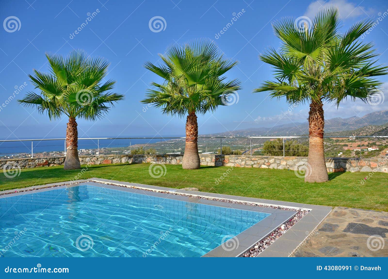 Palmeras por la piscina imagen de archivo. Imagen de grecia - 43080991