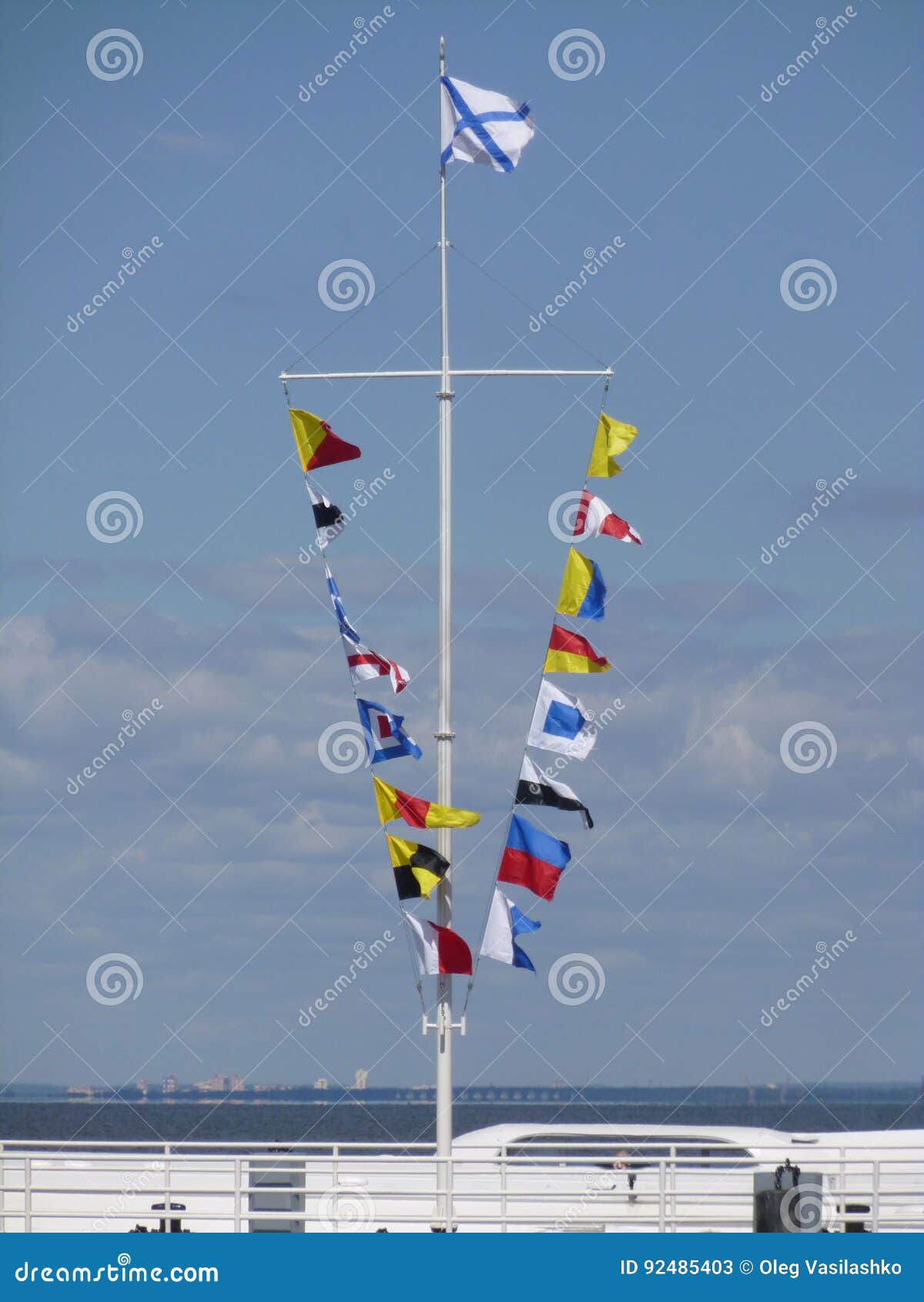 Palo con las banderas imagen de archivo. Imagen de fondo - 92485403