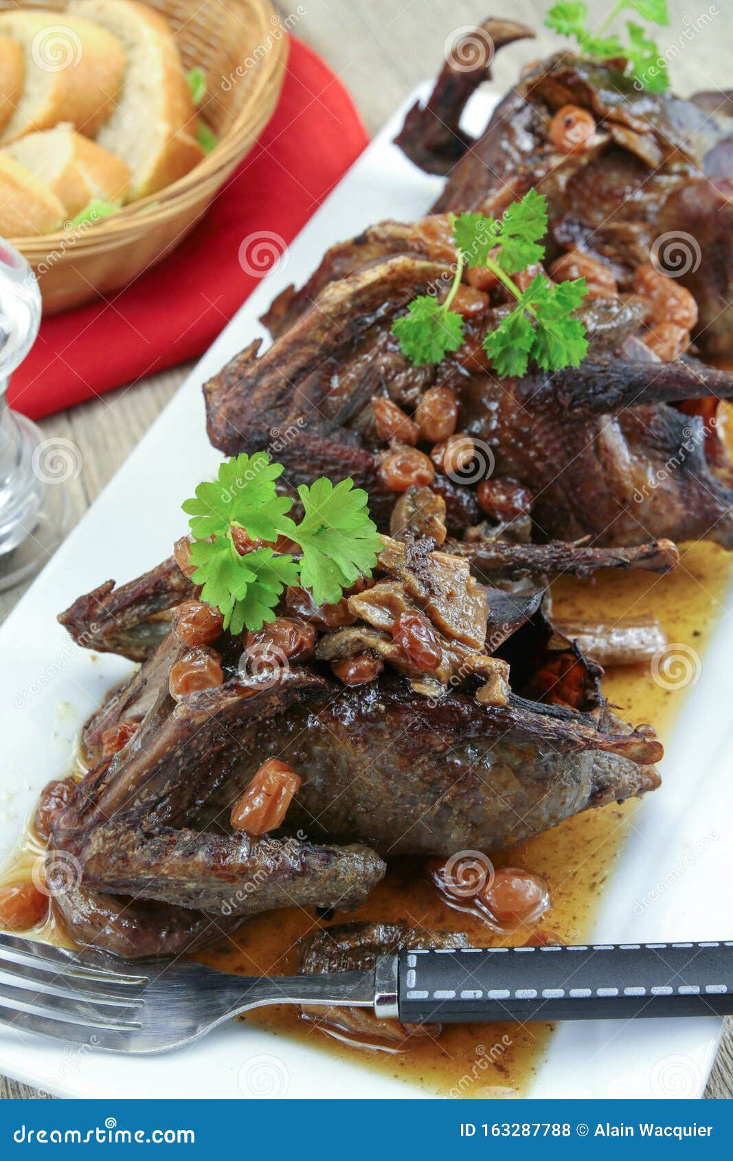 Paloma Tostada Con Grosellas Foto de archivo - Imagen de asado, paloma ...