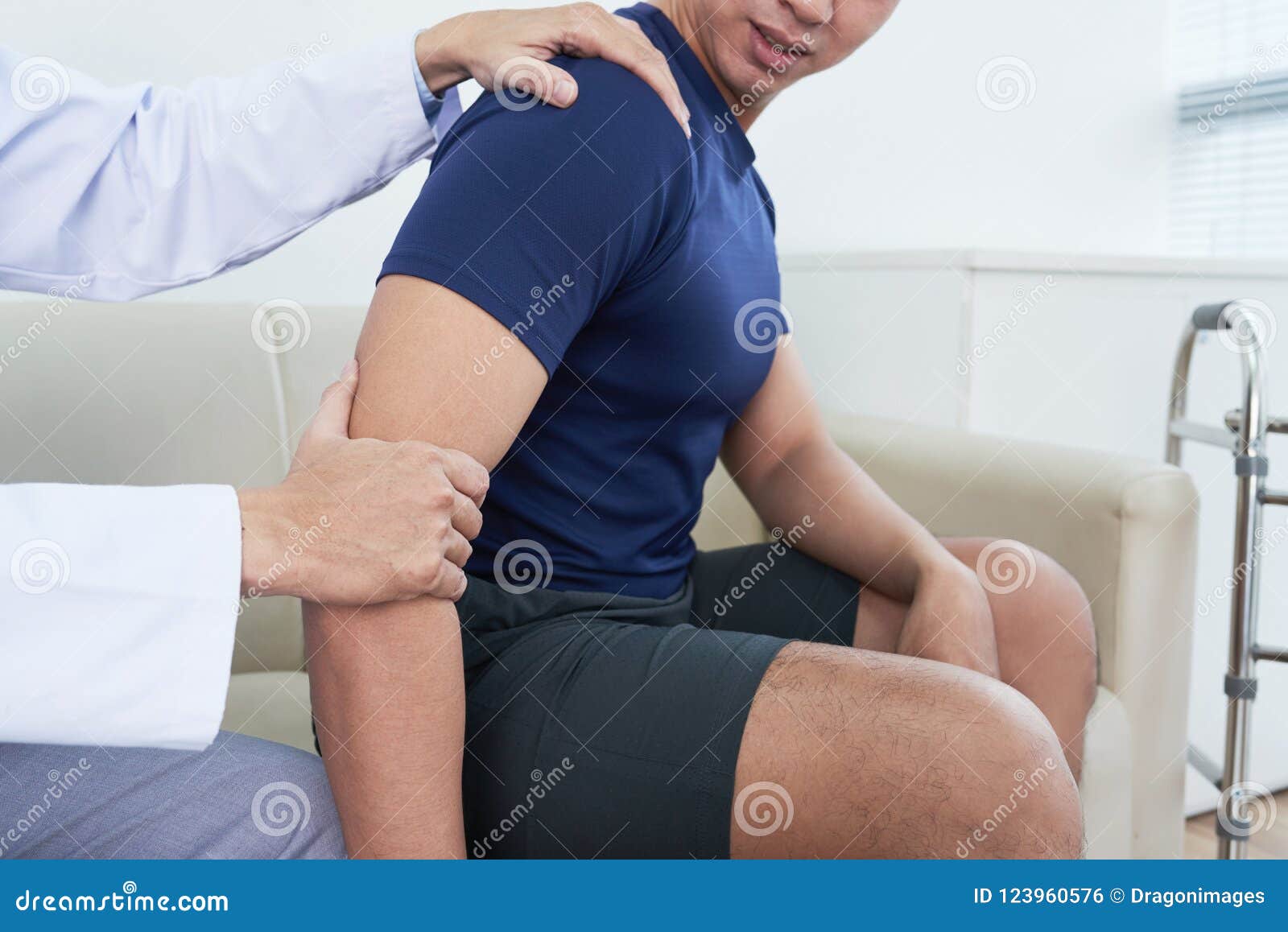 Palpar el brazo foto de archivo. Imagen de fractura - 123960576