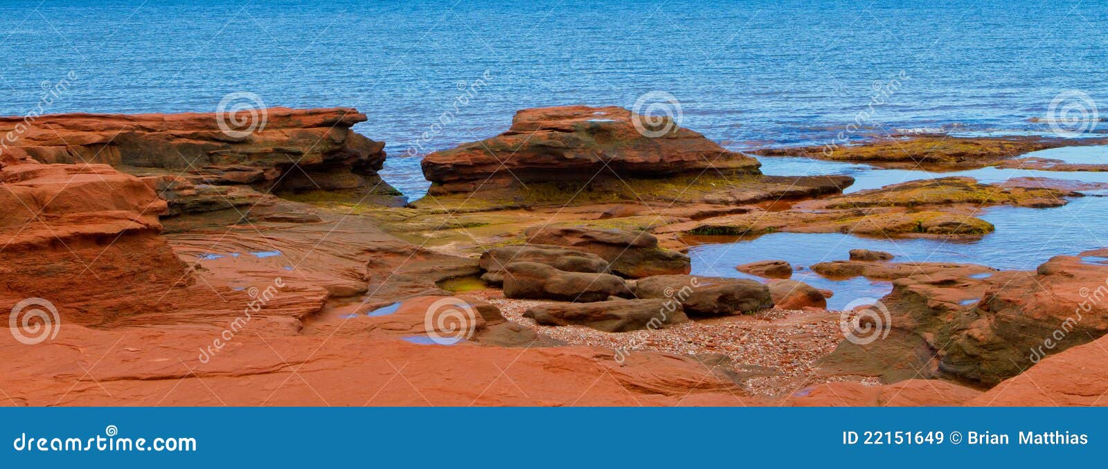 Pamerama Van Rode Rots Bij De Oceaan Stock Afbeelding - Image of canada ...