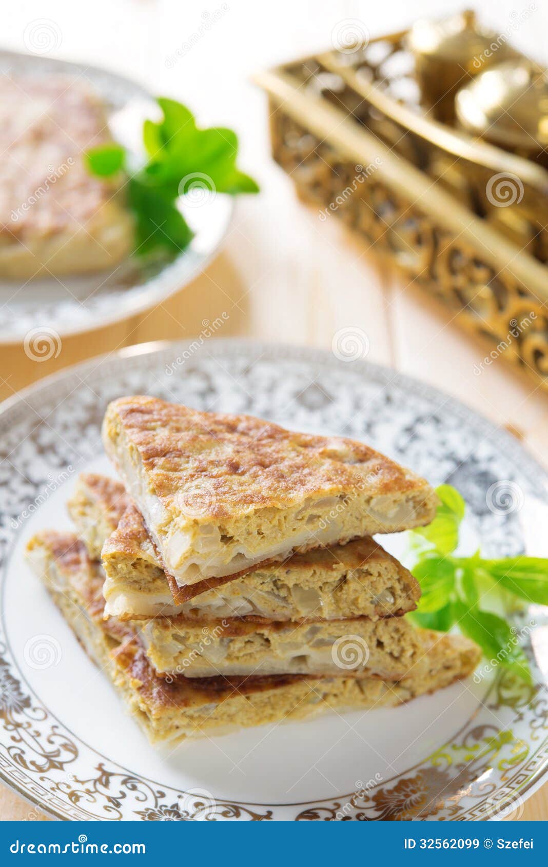 Pan árabe relleno Mutabbaq imagen de archivo. Imagen de medio - 32562099