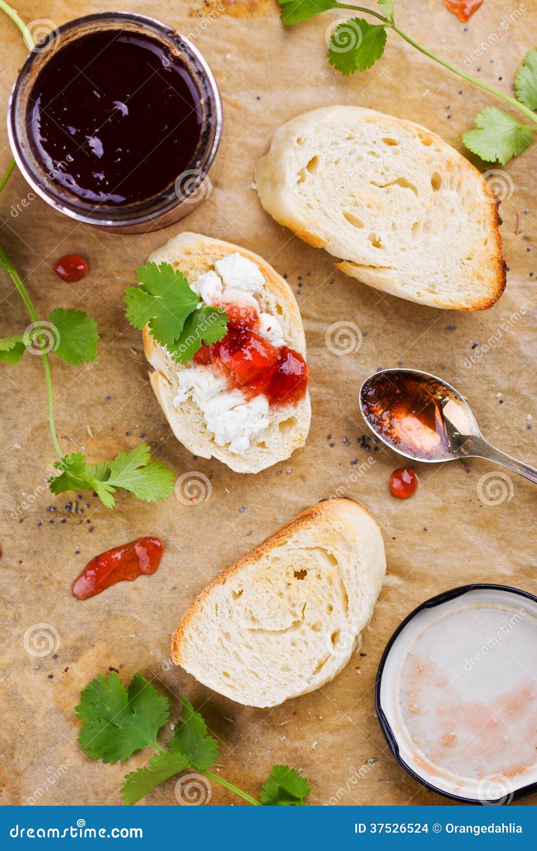 Pan asado foto de archivo. Imagen de crema, rebanada - 37526524